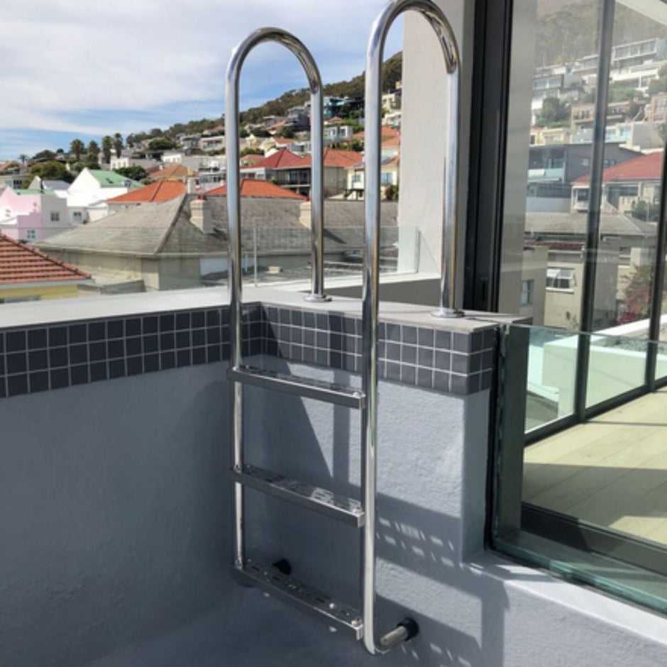 Pool deck equipment: Ladders; slides; jump boards etc. – Swemgat